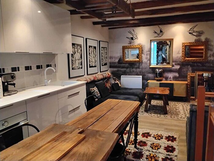 Maison 3 pièces à louer à Les Roches-l'Évêque