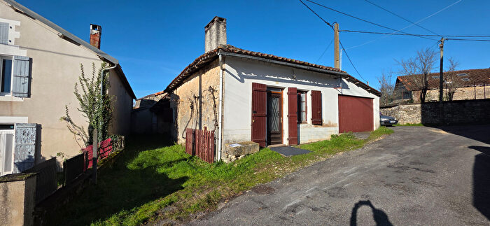 Maison à vendre - Saint-Claud - 2 pièces - 1 chambre