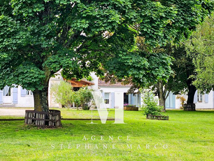 Maison 12 pièces à Pisany, à vendre
