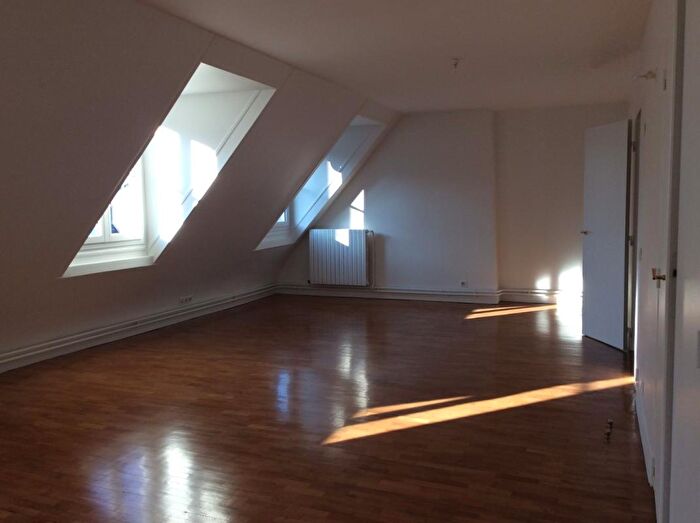 Appartement à louer - Paris e  - 5 pièces - 3 chambres