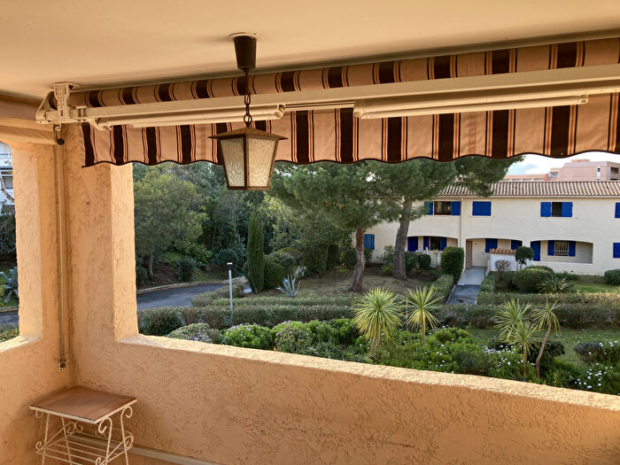 Appartement à louer - Saint-Raphaël, Santa-Lucia - 1 pièce