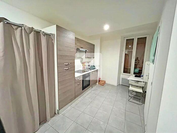 Appartement à louer - Bagnols-sur-Cèze, Centre-ville - 1 pièce