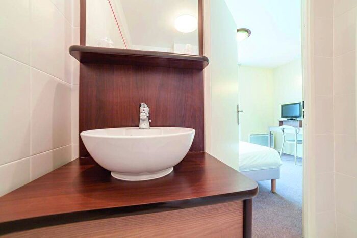 Appartement à louer - Les Hameaux-La Croix Aux Buis-Chapelle, Magny-les-Hameaux - 1 pièce