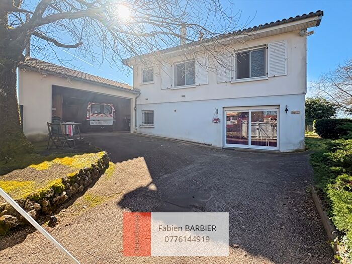 Maison à vendre - Saint-Saviol - 6 pièces - 4 chambres