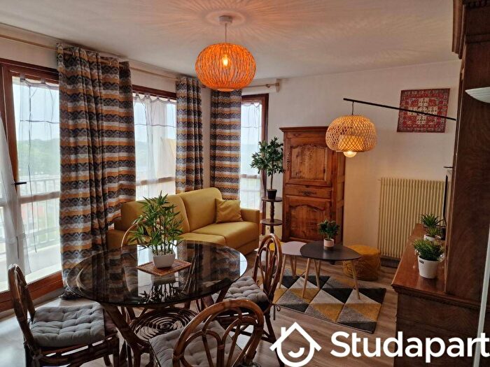 Appartement à louer - Activités, Orléans - 1 pièce - 3 chambres