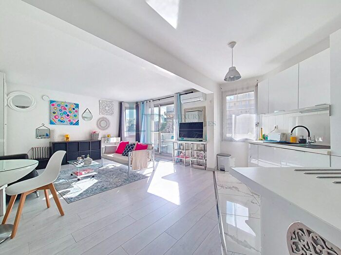 Appartement à vendre - Issy-les-Moulineaux, Les Iles, La Ferme - 2 pièces - 1 chambre