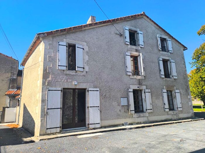 Maison 12 pièces à Hiersac, à vendre
