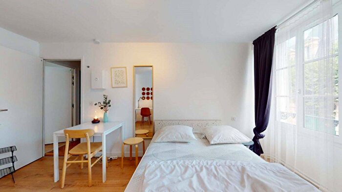 Centre Ville Nord Ouest, Fontainebleau : Appartement 1 pièce à louer