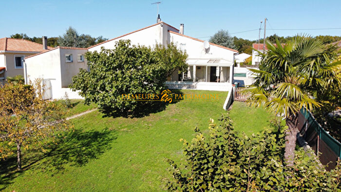 Maison à vendre - LIsle-dEspagnac - 6 pièces - 4 chambres