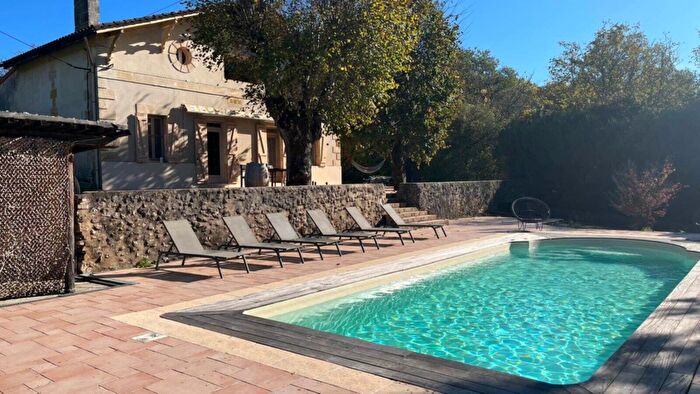 Maison à vendre - Saint-Genès-de-Lombaud - 6 pièces - 4 chambres