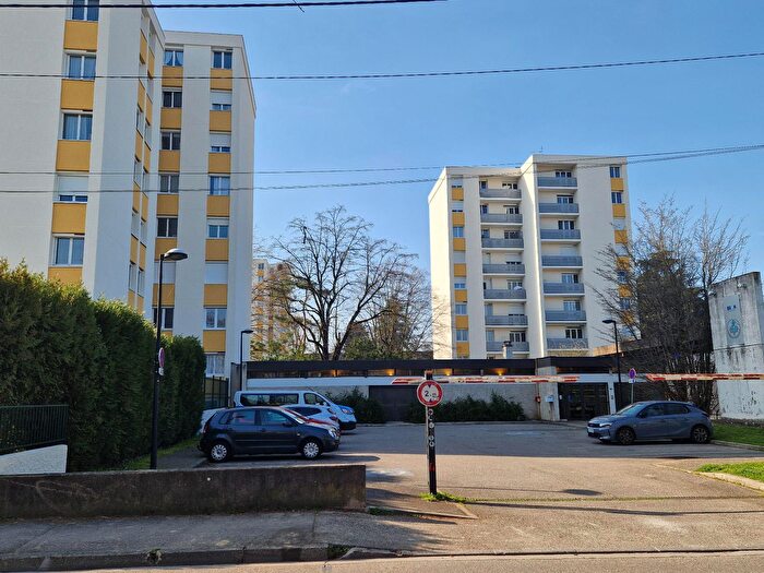 Appartement à vendre - Bron, Bron Piscine, Le Lessivas - 1 pièce