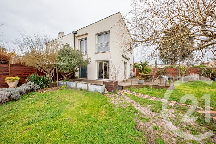 Maison à vendre - Saint-Médard-en-Jalles, Centre-ville - 7 pièces - 5 chambres