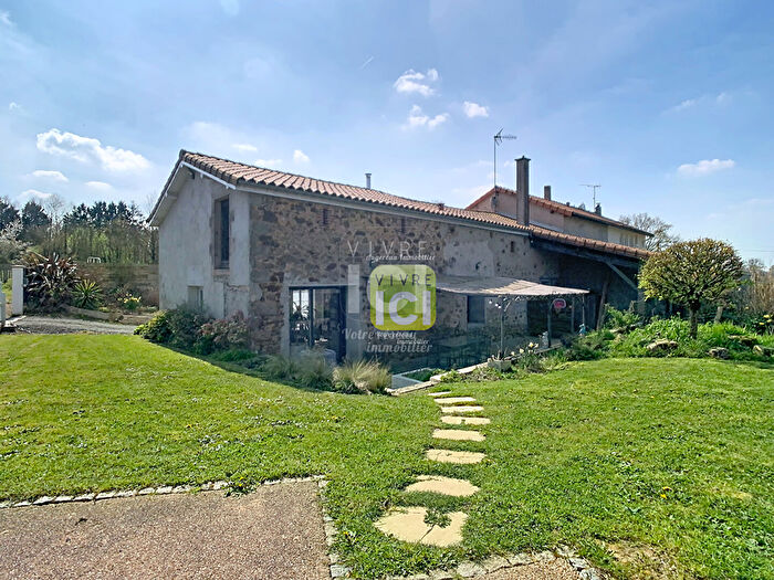 Maison à vendre - Saint-Amand-sur-Sèvre - 6 pièces - 3 chambres