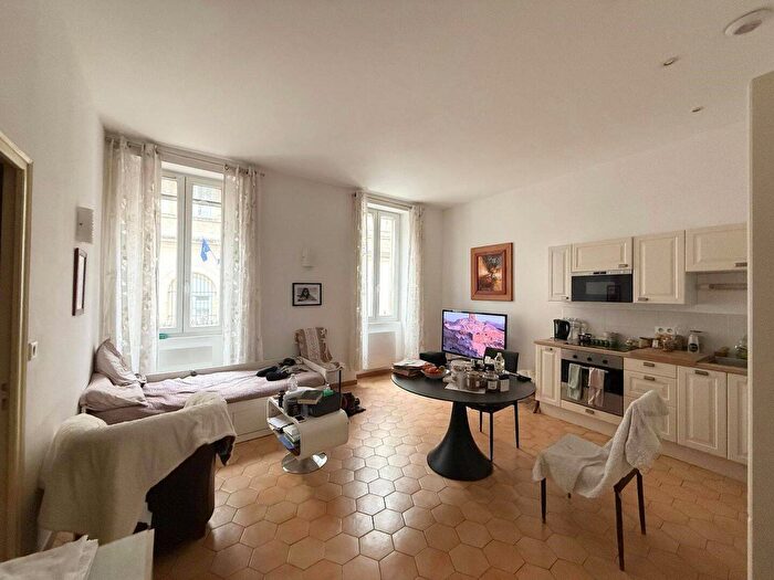 Appartement à louer - Zone Pietonne, Avignon - 3 pièces - 2 chambres