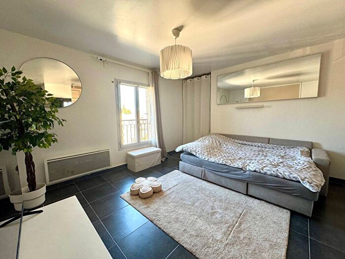 Appartement à louer - Sud Est Ouest, Pélissanne - 1 pièce