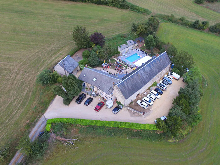 Maison à vendre - Oyré - 10 pièces - 5 chambres