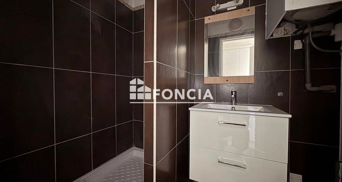 Centre Ville, Le Pontet : Appartement 1 pièce à louer