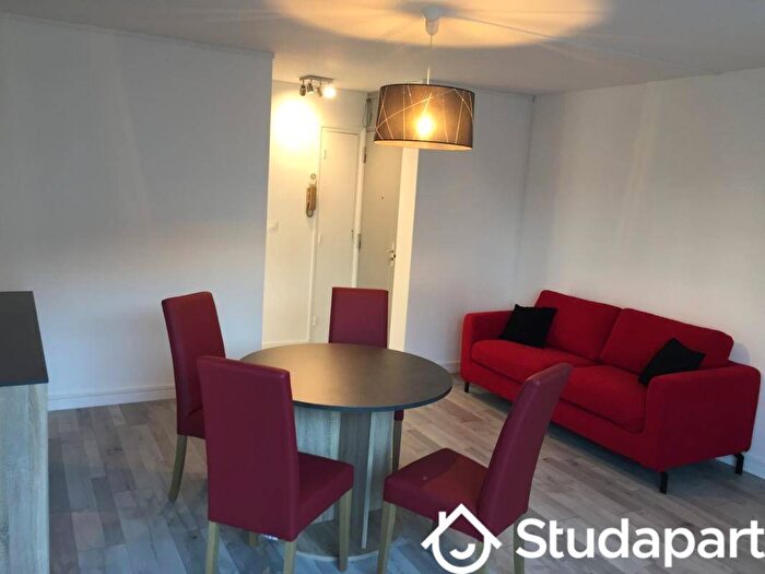 Appartement à louer - Les Essarts, Bron - 1 pièce - 3 chambres