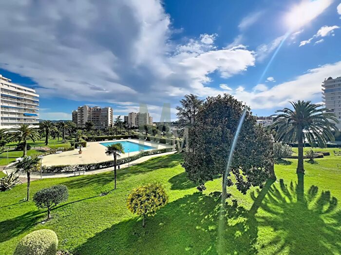 Appartement à louer - Mandelieu-la-Napoule, La Napoule - 3 pièces - 2 chambres