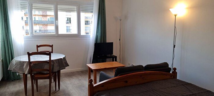 Parc-Village Nord-Sud Louveries, Maurepas : Appartement 1 pièce à louer