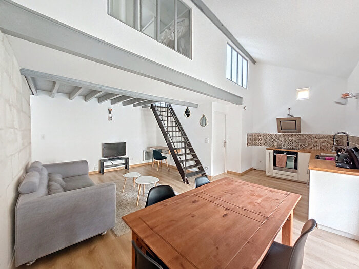 Appartement à louer - Villeneuve-lès-Avignon, Centre-ville, Stade - 3 pièces - 1 chambre