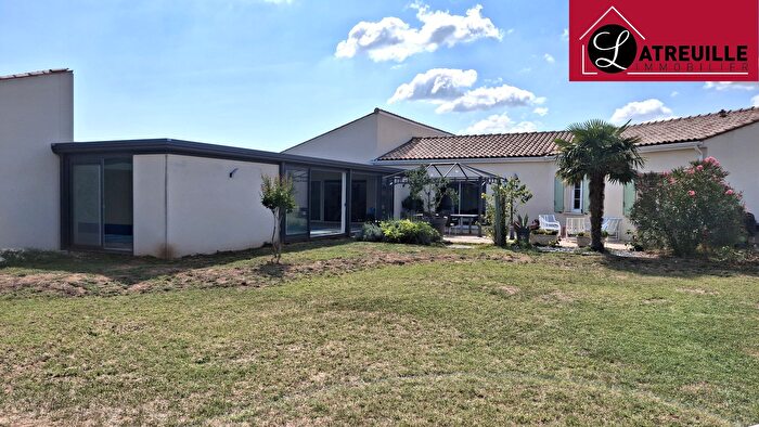 Maison à vendre - Saint-Simon-de-Pellouaille - 9 pièces - 5 chambres