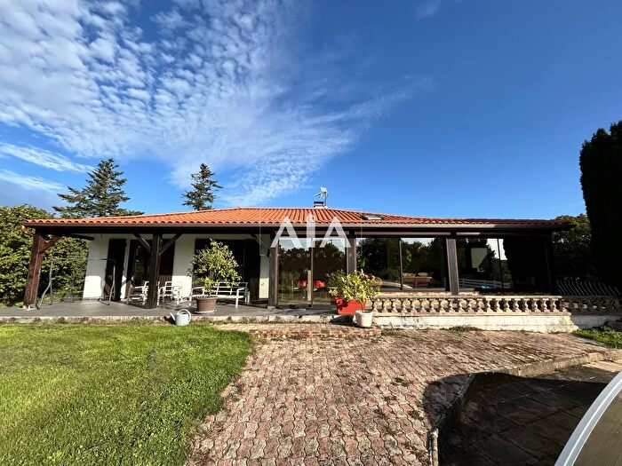 Maison à vendre - Saint-Amant-de-Bonnieure - 9 pièces - 4 chambres