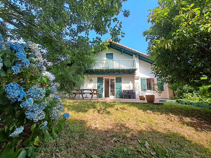 Maison à vendre - Saint-Pée-sur-Nivelle - 6 pièces - 5 chambres