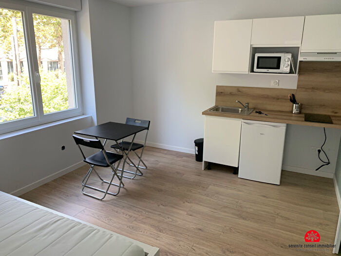 Appartement à louer - Vénissieux, Parilly - 1 pièce
