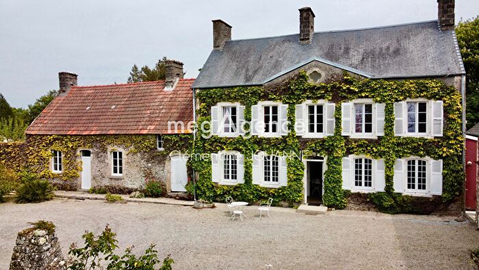 Maison à vendre - Canville-la-Rocque - 9 pièces - 6 chambres