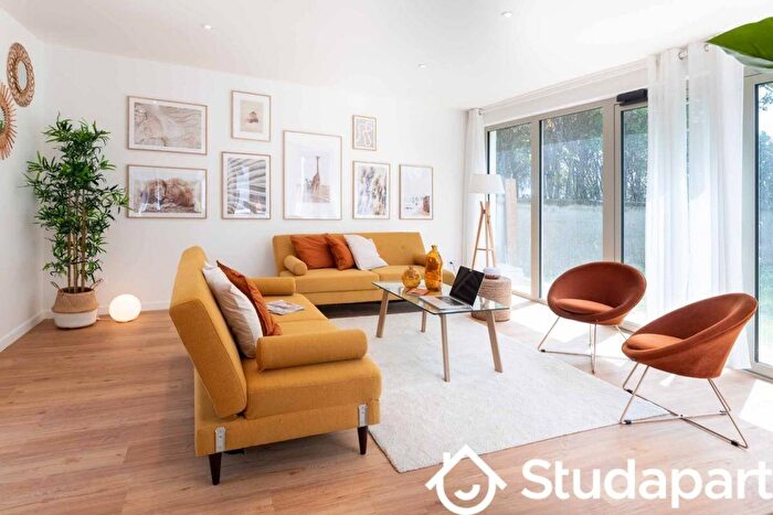 Appartement à louer - Revaison, Saint-Priest - 1 pièce - 4 chambres