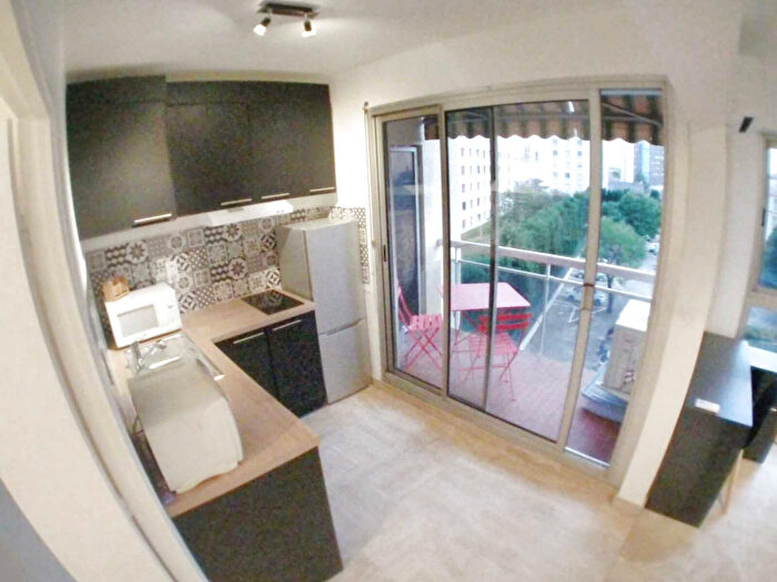 Appartement à louer - Nîmes, Carmes - 1 pièce