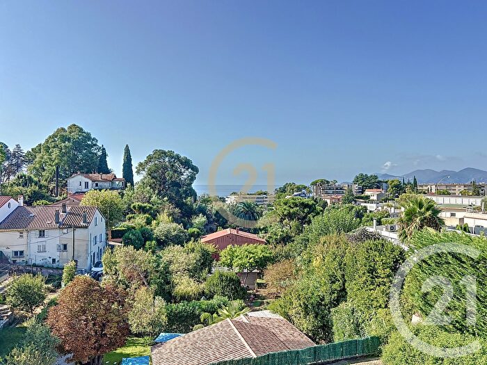 Appartement à louer - Cannes, Croix des Gardes - 3 pièces - 2 chambres