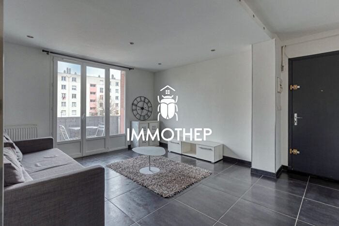 Appartement à vendre - Fontaine, Centre-ville, Mairie - 3 pièces - 2 chambres