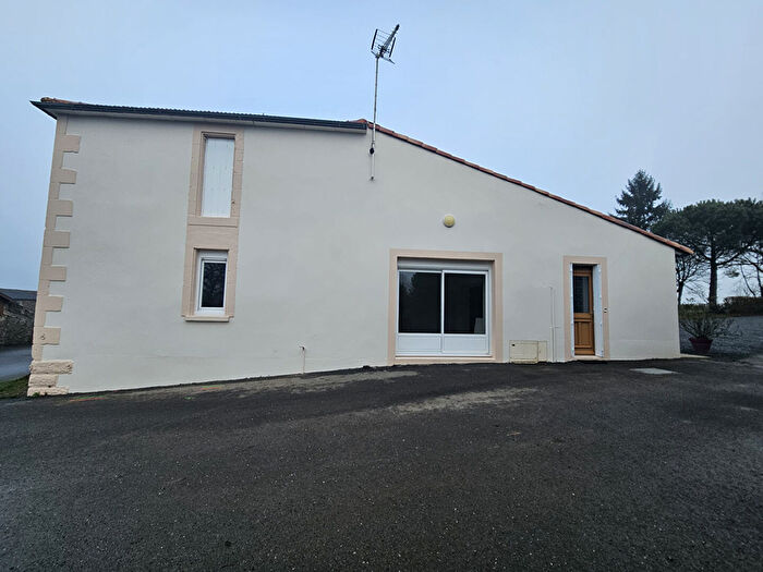 Maison à louer - Saint-Hilaire-de-Voust - 6 pièces - 4 chambres