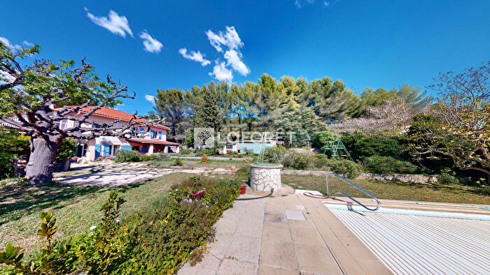 Maison à vendre - Rognac - 10 pièces - 5 chambres