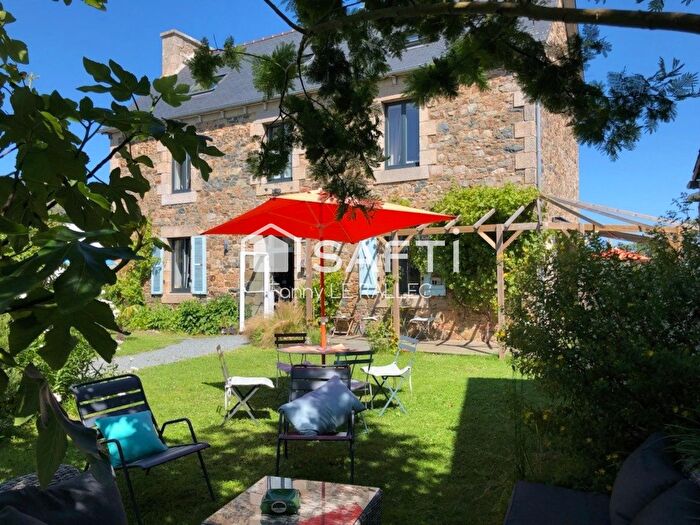 Maison à vendre - Plougrescant - 7 pièces - 5 chambres