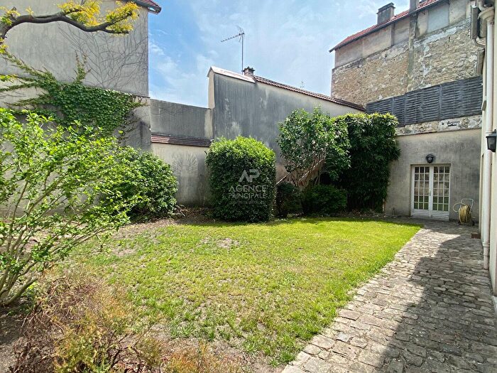 Nord Est, Le Mesnil-le-Roi : Maison 8 pièces à louer