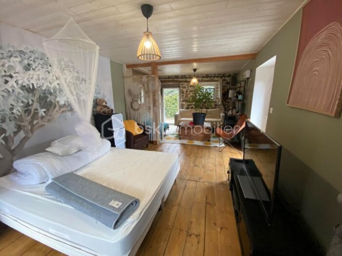 Maison à vendre - Allègre - 8 pièces - 6 chambres