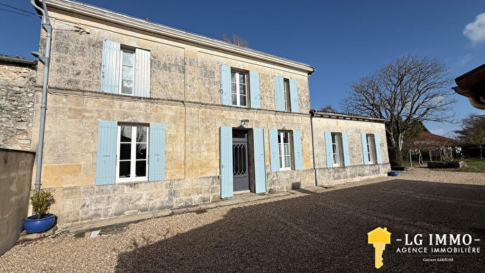 Maison à vendre - Brie-sous-Mortagne - 8 pièces - 5 chambres