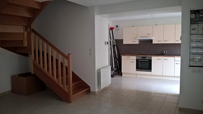 Maison à louer - Auberives-sur-Varèze - 4 pièces - 2 chambres