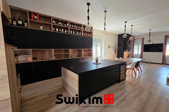 Maison à vendre - Saint-Estèphe - 8 pièces - 5 chambres