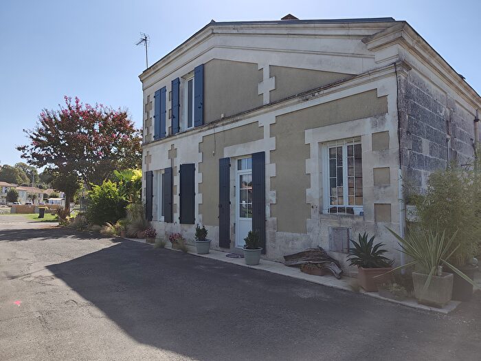 Chenac-Saint-Seurin-d'Uzet : Maison 7 pièces à vendre