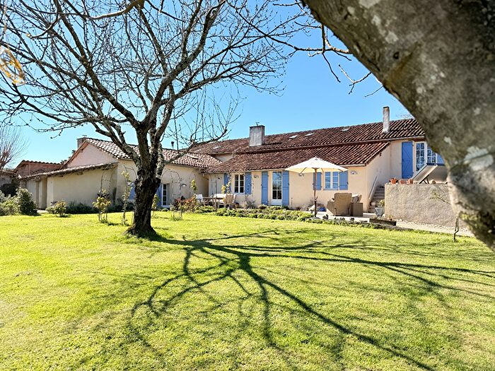 Maison à vendre - Aubeterre-sur-Dronne - 8 pièces - 4 chambres