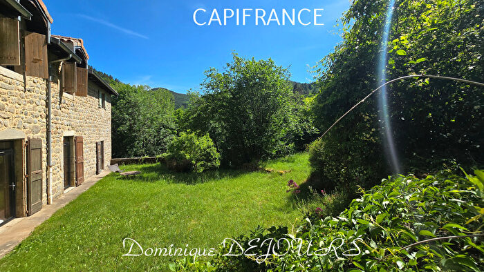Marcols-les-Eaux : Maison 12 pièces à vendre