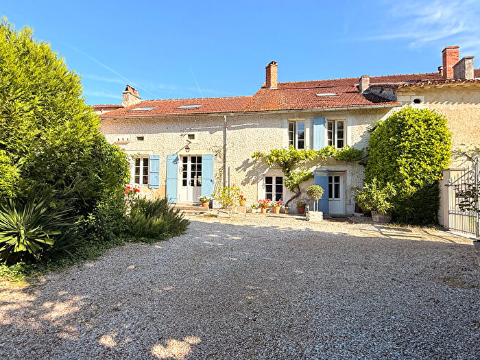 Saint-Paul-Lizonne : Maison 9 pièces à vendre
