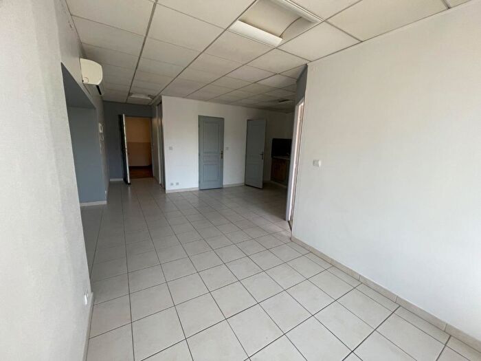 Appartement à louer - Saint-Maximin-la-Sainte-Baume, Centre-ville - 2 pièces - 1 chambre