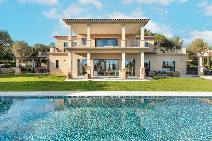 Roquefort-les-Pins : Maison 8 pièces à vendre