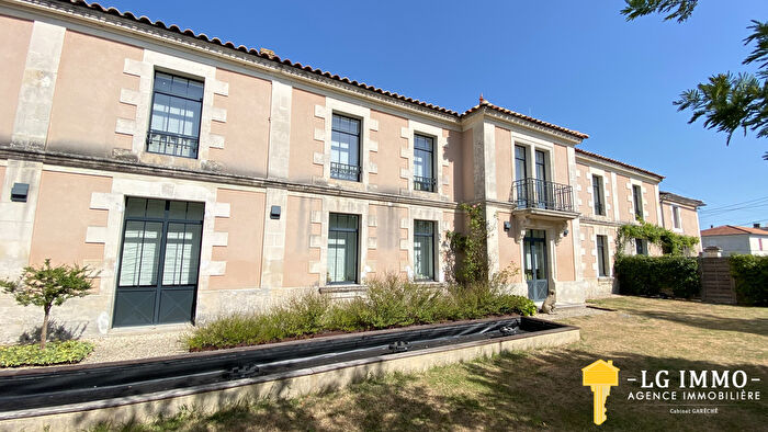 Maison à vendre - Brie-sous-Mortagne - 11 pièces - 6 chambres