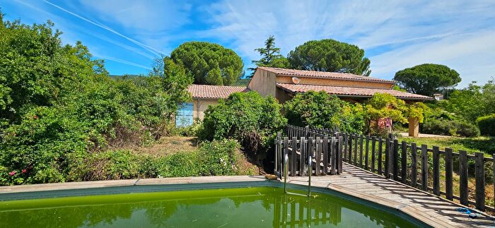 Saint-Étienne-les-Orgues : Maison 8 pièces à vendre